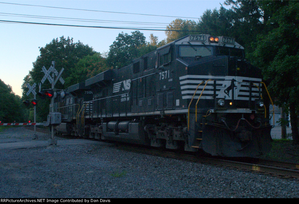 NS ES40DC 7571 trails on 25V